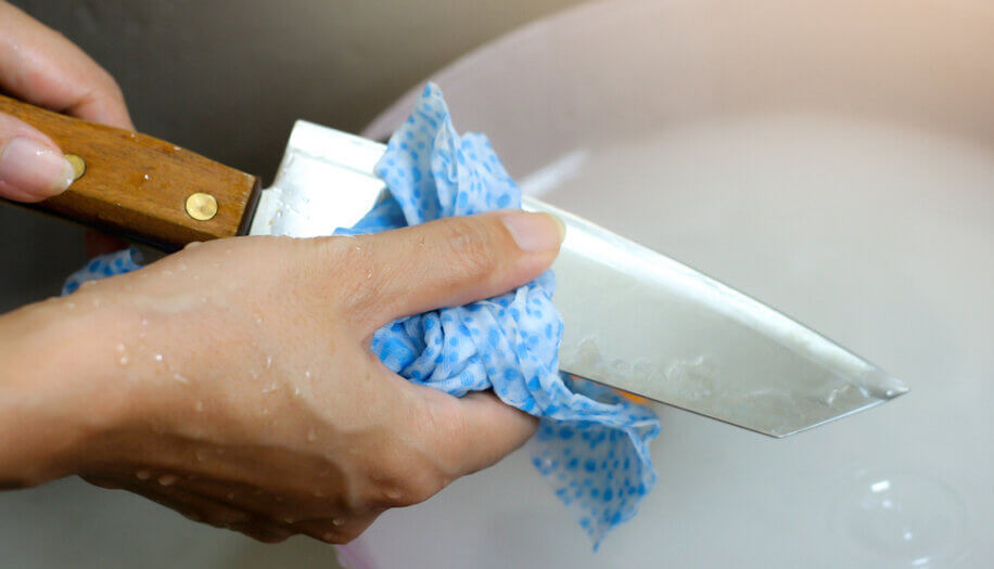 Wanneer moet een mes worden gereinigd en ontsmet: keukenhygiëne